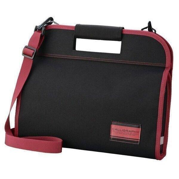 ★国内正規品★■飽きのこないベーシックなデザインの書道セット。■バッグは使いやすいフルオープンタイプで、口はかんたんに閉められるマグネット式。■手提・ショルダーの2WAYで持ち運びも簡単。■ セット内容 ■ぼくち硯・水差し・中皿・文鎮・下敷...