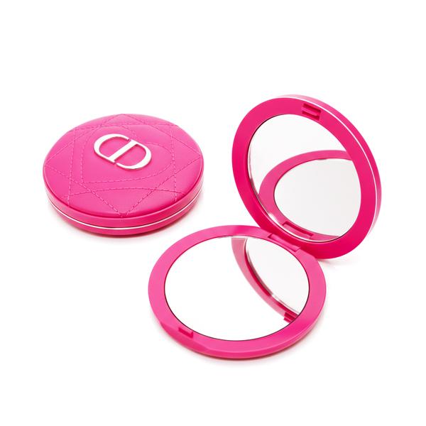 【ブランド】クリスチャンディオール【商品カテゴリ】メイクアップ   アクセサリー・雑貨  【分類】海外正規品（並行輸入品）【原産国】中国など【商品区分】化粧品・フレグランス【商品説明】ディオールロゴつきミラー。手のひらサイズでポケットやポー...