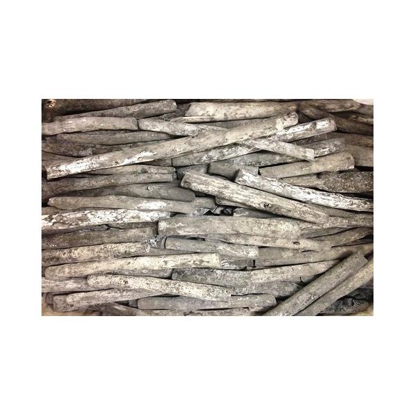 海外生産だからこそできる価格で、焼鳥・焼肉・居酒屋・うなぎ屋等、様々な飲食店様からご支持をいただいております。ご家庭用・バーベキューにも。爆跳が少なく、火付きが良く、火持ちと火力が安定！！サイズ：長さ約20〜27cm、太さ約1〜2cm内容量...