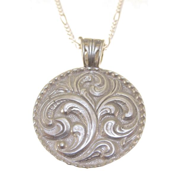 商品名:  Rocky Mountian Silver Norwegian Rosemaling Pendant with Chainブランド: Rocky Mountian Silver商品番号: 220色: Silver素材: Ster...