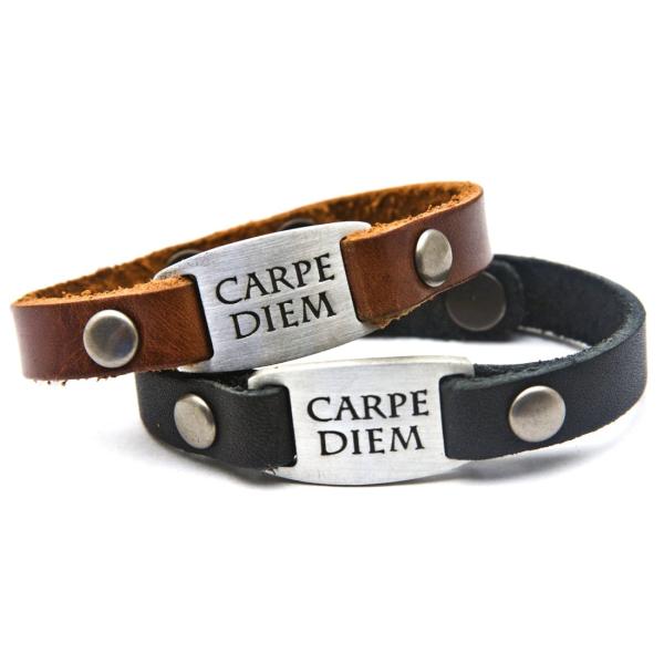 商品名:  DIllon Rogers " Carpe Diem - Men's Leather bracelet with metal I.D. style charm - Blackブランド: DIllon Rogers商品サイズ: 7...