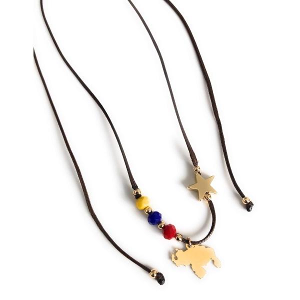 商品名Venezuela Choker Necklace Adjustable Tricolor Vinotinto Map Pendantブランド：SIFRIMANIA商品サイズ：L高さ：1.1 cm横幅：6.7 cm奥行：9.8 cm重...