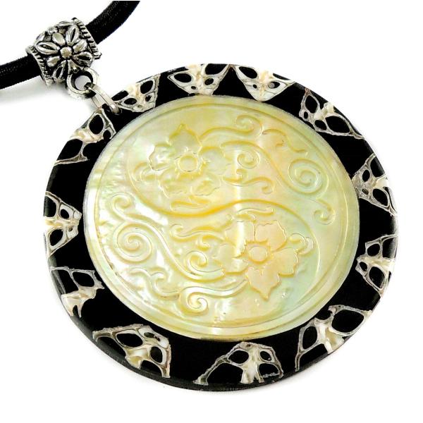 商品名: Swimmi 手彫り マザーオブパール シェル コーン シェル ペンダント コード ネックレス レディース ジュエリー EA342 Swimmi Hand Carved Mother of Pearl Shell Cone She...