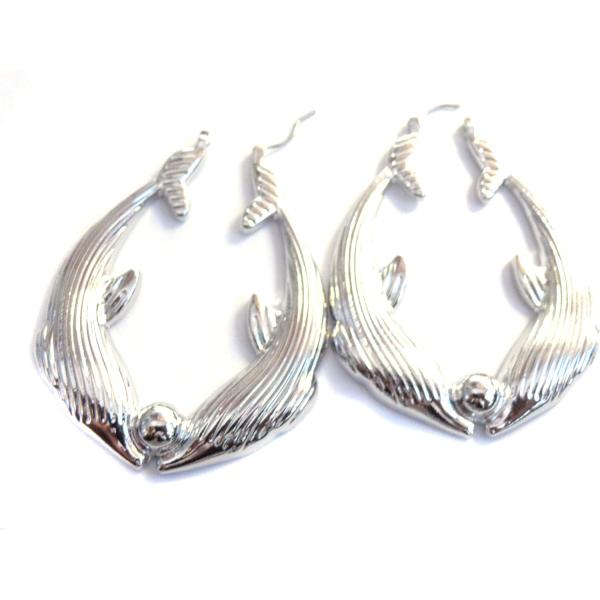商品名イルカ キス フープ イヤリング シルバーメッキ イヤリング 幅1.5インチDolphin Kissing Hoop Earrings Silver Plated Earrings 1.5 inch Wideブランド：Divas Di...