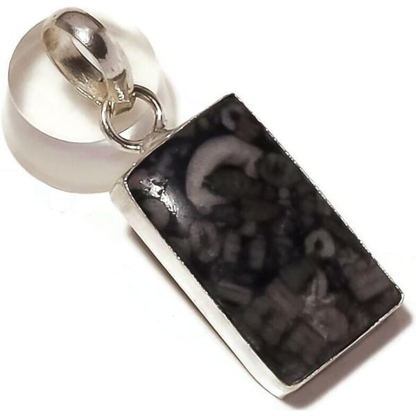 商品名Kambaba Jasper Cabochon Rectangle Gemstone Silver Plated Handmade Jasper Pendantブランド：Jewels House商品サイズ：商品番号：色：Black素材...