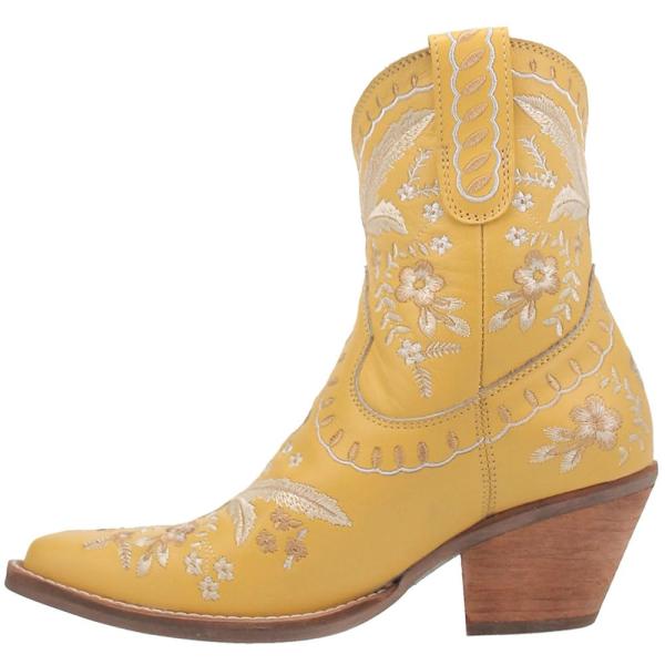 商品名:  Dingo Women's Primrose Western Booties Snip Toe Yellow 7 Mブランド: Dingo商品サイズ: 7高さ: 35.7886cm横幅: 31.3944cm奥行: 11.2014...