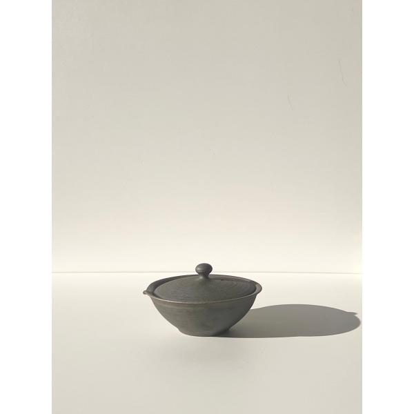 商品名:  Shiboridashi Clay Tea Potブランド: ARTEAO商品サイズ: 3 3/4" x 3 1/2'' x 2 1/4", 0.2 lb商品番号: ATOSHIBOCLBR色: Natural dark bro...