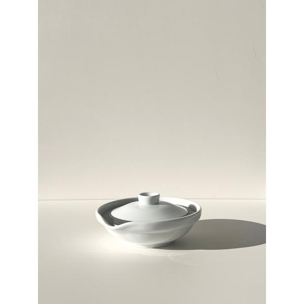 商品名: しぼりだし 陶器 ティーポット Shiboridashi Ceramic Tea Potブランド: ARTEAO商品サイズ: 5" x 4 3/4'' x 2 1/4", 0.22 lb商品番号: ATOSHIBOCEWH色: w...