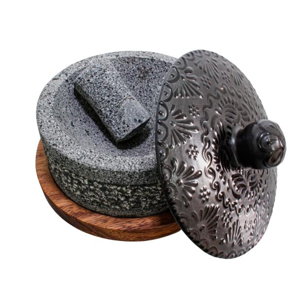 商品名:  "Yolia" Molcajete with Handmade Black Talavera Lid (20cm/8 Inches Diameter)ブランド: CEMCUI商品番号: 海外の輸入品ショップ-世界中の様々なアイテ...