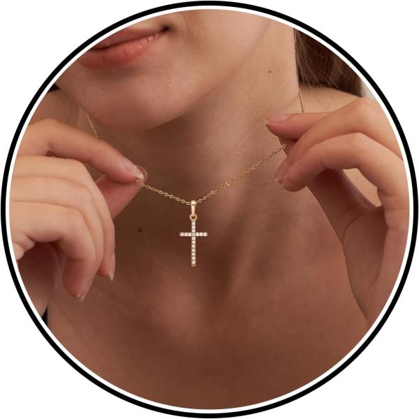 商品名FUTIMELY ゴールドクロスネックレス レディース 14Kゴールドシルバークリスタルチョーカーチェーンネックレス 10代の女の子用 y2k キュートでトレンディなクロスペンダントネックレス ジュエリーギフト, 金属, 合金。FUT...