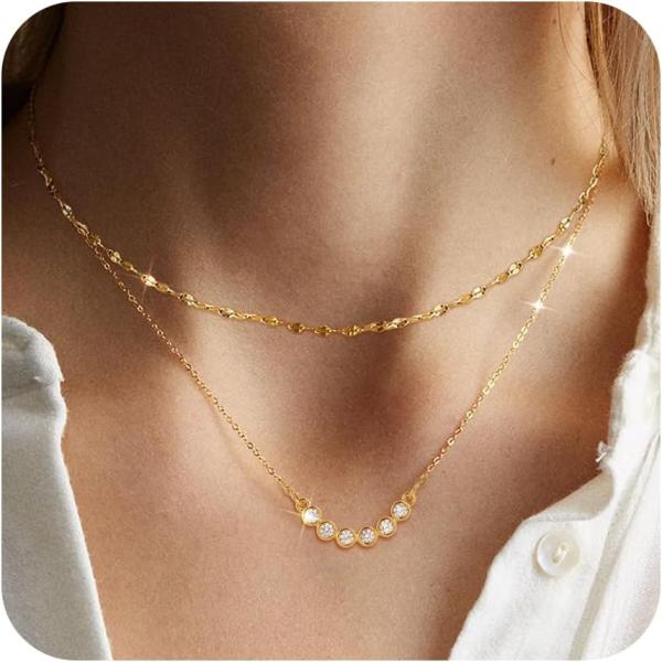 商品名Poxtex ゴールドフィルドペンダントネックレス レディース 防水 シンプルなリップチェーン 重ね着用 18Kゴールド キュービックジルコニア チョーカーネックレス トレンディ 調節可能なレイヤードジュエリーセット ティーンガール向...