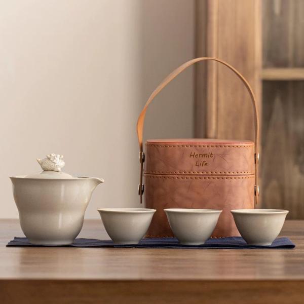 商品名: ミニトラベル磁器ティーセット アジアンカンフーティーポット 茶こし付き ポット1個 3カップ レザーポータブルバッグ付き オフィス/アウトドア/自宅用 ティーセット ビジネス 友達 家族へのギフトに Travel Tea Set ...