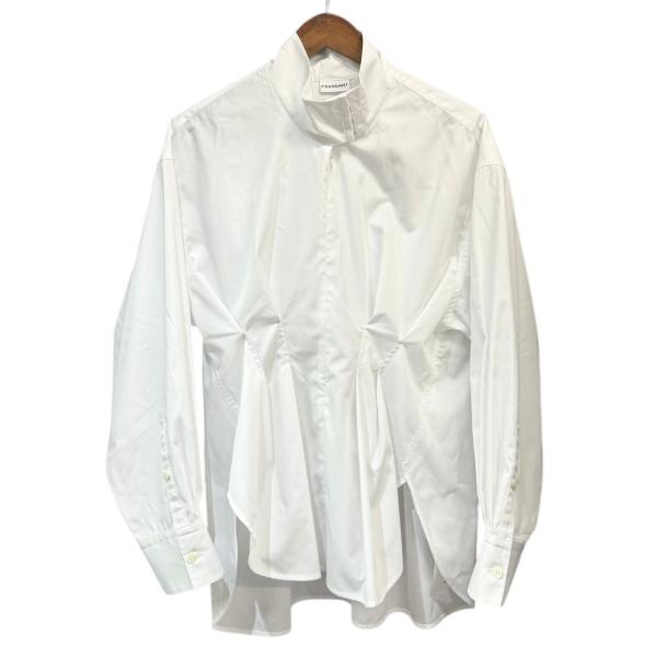 ハイネックカラーにホックアイテープをつけたことで、デザイン性だけでなく首周りのサイズ感の調整可能です。フロントのコンシールファスナーを開け、オープンスリットのシルエットでも着用いただけるのが特徴です。フロントはタックを取り立体感のあるディテ...