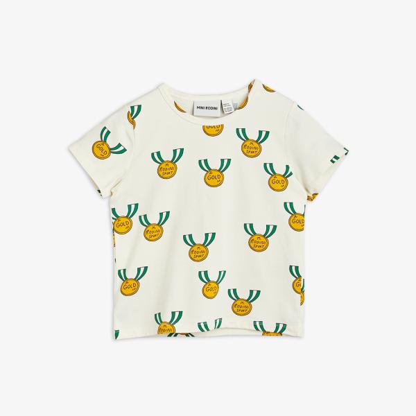 ●商品についてmini rodiniの24SSの新作総柄Tシャツのメダル柄です。GOTS認証を取得したオーガニックコットンを使用したスト??レッチ性のあるTシャツ。ネック部分にバインディングを施したデザイン。GOTS 認証についてmini ...