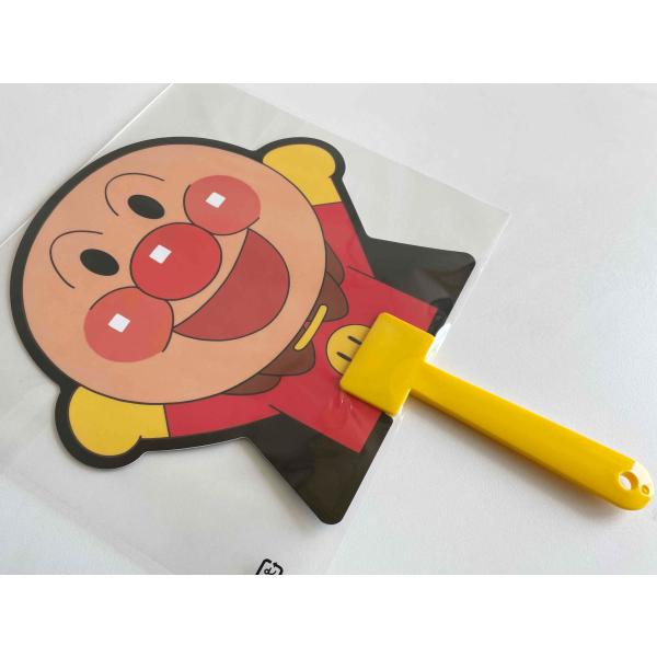うちわの形になった、アンパンマンの世界でおなじみのキャラクターたち夏の遊びをさらに楽しく彩るアイテムです