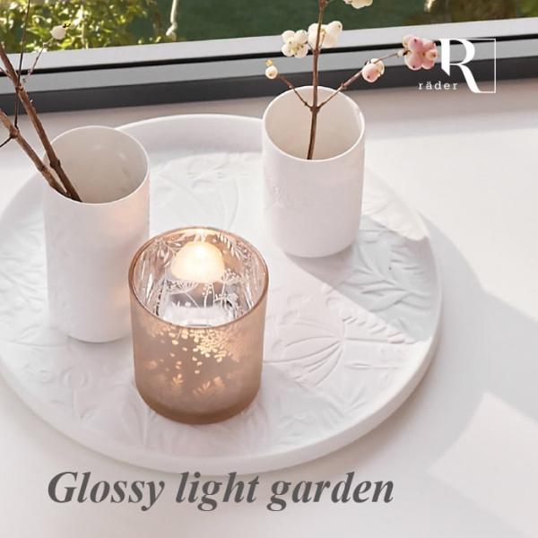 植物モチーフの模様が入ったガラス製キャンドルホルダーです。外側はマットな質感、内側は光沢のあるシルバーで、中に入れたキャンドルの優しい光が広がります。※LEDキャンドルの使用を前提に製造されているため、本物のキャンドルのご使用はお控えくださ...