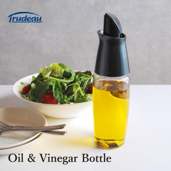 傾けるだけで自動的にフタが開き、中身を注ぐことが出来る特殊な構造のオイルボトル。フタを開ける手間がかからず、調理中に片手がふさがっている時でも、サッと使用できます。特殊構造の注ぎ口は、ボトルの傾きに合わせ、自然と開閉します。本体を下方向に傾...