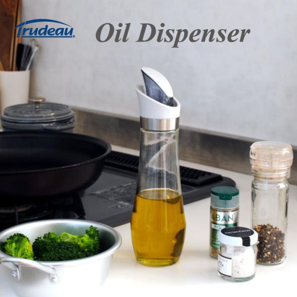 傾けるだけで自動でフタが開き、調味料を注ぐことが出来る特殊な構造のオイルボトル。スマートかつ、スタイリッシュなデザインが特徴です。特殊構造の注ぎ口は、ボトルの傾きに合わせ、自然と開閉します。本体を下方向に傾けると、注ぎ口のフタが徐々に開き、...