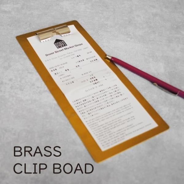 コーティングをしていない真鍮無垢で作られた、柔らかな風合いと優雅な光沢の、シンプルなクリップボードです。ぎざぎざのクリップはホールド力が強く、書類や本などの厚いものもしっかりと固定してくれます。フックがけが出来るように穴が開いているので、壁...