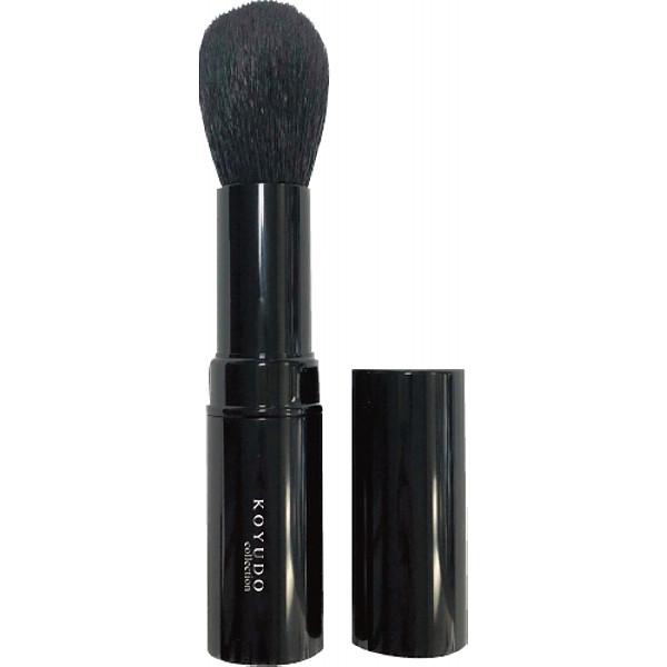 【送料無料】【メーカー直送】携帯性に優れた収納式チークブラシです。上質な山羊毛(粗光峰)を使用しているので、肌触りが非常に良いです。また、粉含みが良く程よいコシもあります。金具を回しながら毛先が出てくるので、毛先の長さで弾力調整が可能です。...