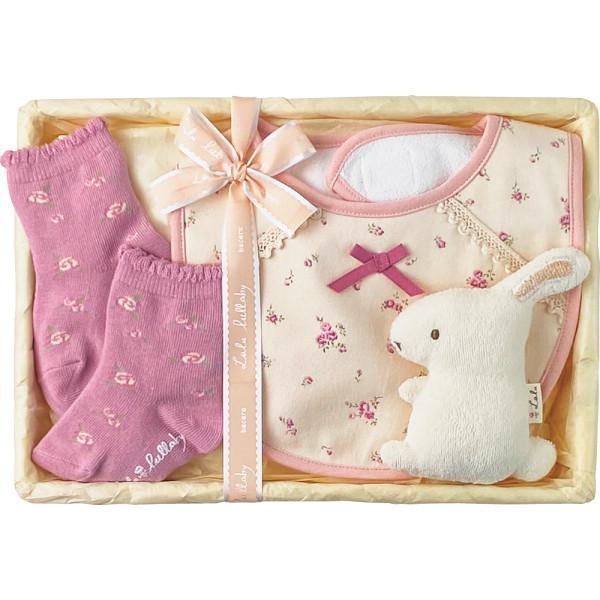 【送料無料】【メーカー直送】上品な花柄を基調にしたスタイに、マスコット・ソックスのセットは出産祝いにおすすめです。■サイズ現品(スタイ)約19×21cm、(マスコット)約11×10×4cm、(ソックス)約11~13cm■素材(スタイ)表綿1...