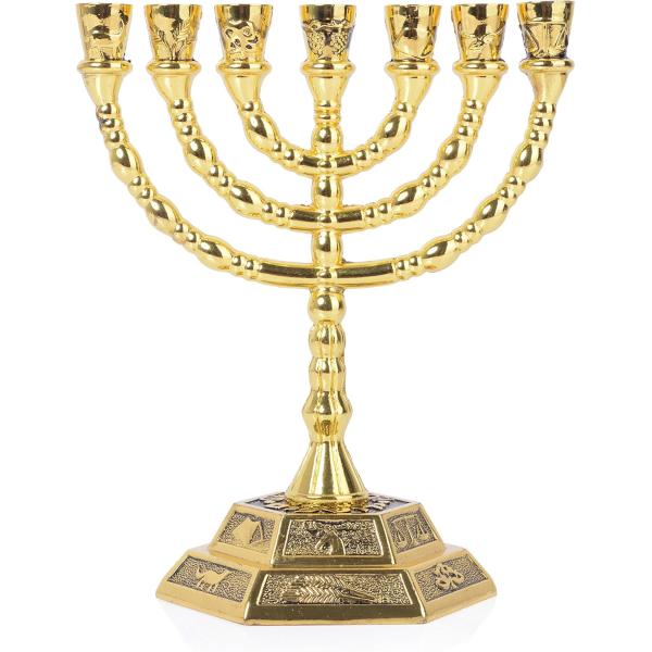 ユダヤ教を象徴する美しい7枝メノーラー（燭台）です。ゴールドカラーの豪華な仕上げで、台座には「HOLY LAND」の刻印と聖地をイメージした装飾が施されています。宗教的な用途はもちろん、インテリアや贈り物としてもご利用いただけます。【サイズ...