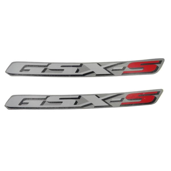 <GSX-Sの誇りを、サイドに宿す。純正クオリティで差をつけろ>スズキGSX-S乗りの魂を象徴する「GSX-S」ロゴステッカー。純正品ならではのシャープなフォルムと、スポーティな赤×銀のカラーリングが、車体にスピード感と存在感を...