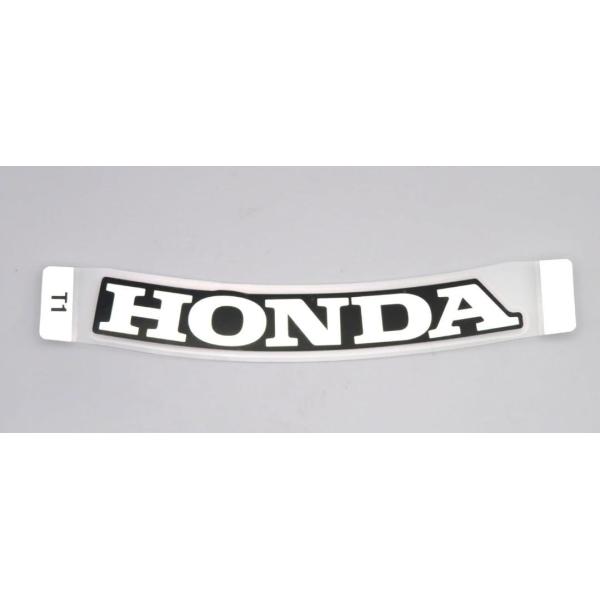 王道のロゴをリアルに再現。曲面にも貼りやすい、万能タイプの純正ステッカー。ホンダ公式のHONDAロゴステッカー（曲面対応タイプ）です。ブラック×シルバーのクラシカルなロゴを、タンクやサイドカバー、ヘルメットなどにそのまま再現。特に湾曲面への...