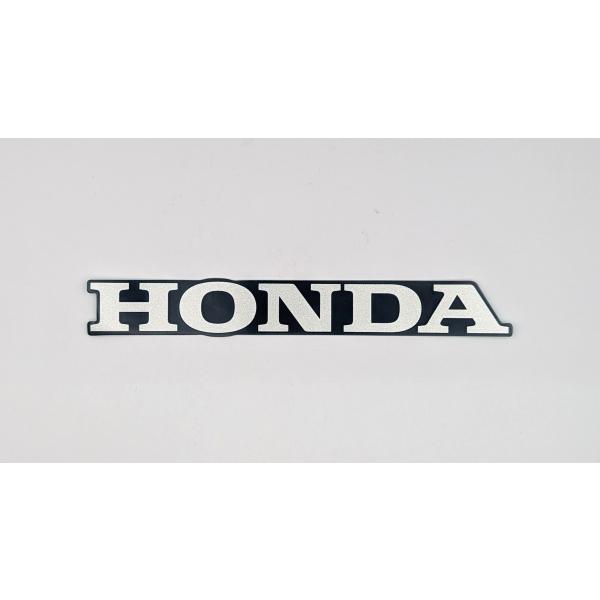 ＼HONDAファン必見！／大人気のホンダ純正「HONDA」ロゴステッカーです。120mmのちょうどいいサイズ感で、バイクだけじゃない！ヘルメット・パソコン・タブレット・ツールボックス・スーツケースなど、いろんなところにペタッと貼れる万能デカ...