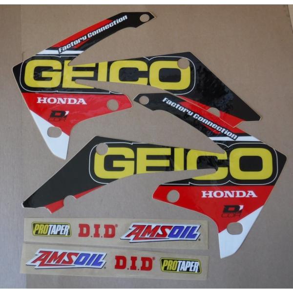 D COR GEICO TEAMノーマルのグラフィックよりも丈夫で厚みがある15mmビニールグラフィックキットの内容は写真に写っている通りです[適合車種] ホンダCRF250R 2010 2011 2012 2013CRF450R 2009...