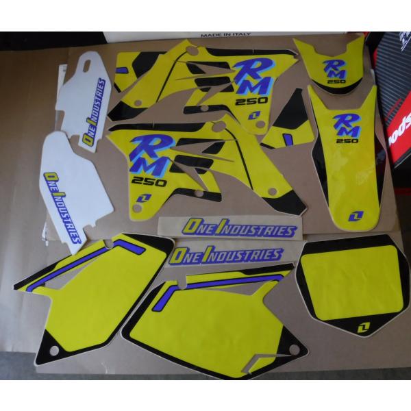 ONE INDUSTRIES Retro Teamノーマルのグラフィックよりも丈夫で厚みがある15mmビニールグラフィックキットの内容は写真に写っている通りです[適合車種] スズキ RMZ250 2007 2008 2009