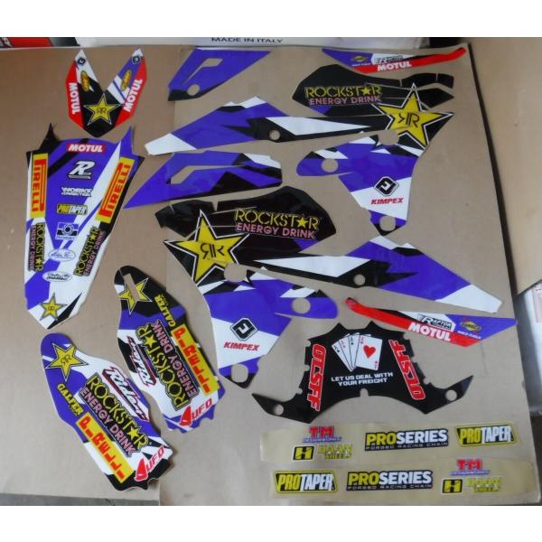 FLU DESIGNS TEAM ROCKSTARノーマルのグラフィックよりも丈夫で厚みがある15mmビニールグラフィックキットの内容は写真に写っている通りです[適合車種] ヤマハYZ250F 2014 2015 2016 2017 201...