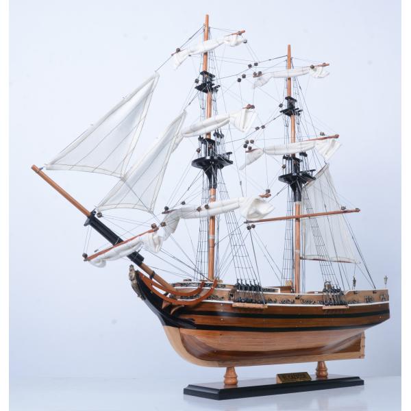 18世紀スペイン海軍の軍艦「EL CAZADOR（エル・カサドール）」を精巧に再現した木製帆船模型です。エルカサドールは1784年、スペイン本国から当時の植民地ルイジアナへ銀貨を輸送中、嵐により消息を絶った歴史的船舶として知られています。そ...