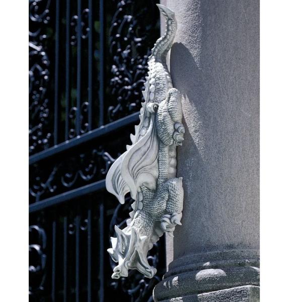 壁掛けタイプのウォールデコサイズ:高さ 12.7cm x 幅 53.3cm x 奥行 17.7cm重量:1.36kg材質:樹脂/プラスチック/ストーンカラー:グレーUV耐性※凍結する冬の期間は劣化防止の為に出来るだけ室内に保管してください