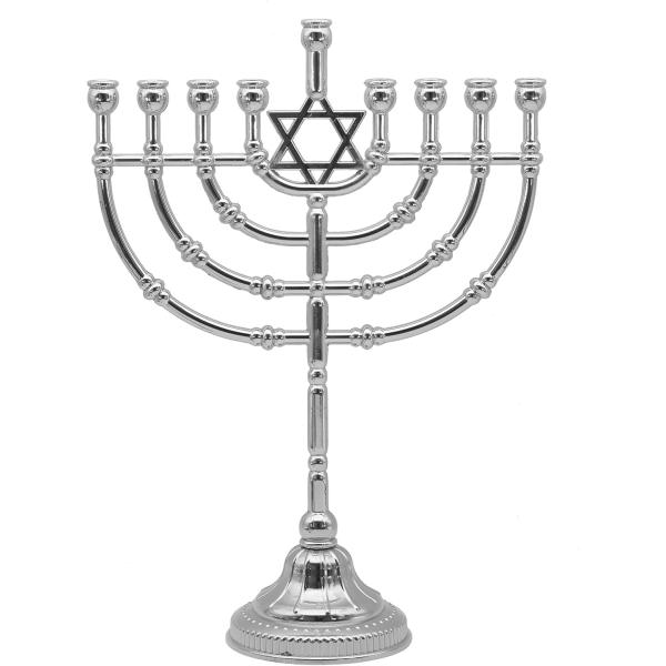 美しいシルバー仕上げのユダヤ教メノーラー（9枝燭台）です。ハヌカのお祝いはもちろん、インテリア装飾やキャンドルスタンドとしてもご利用いただけます。【サイズ】高さ：約23cm　幅：約16.4cm【材質】合金メッキ仕上げ（組立式）【付属品】メノ...