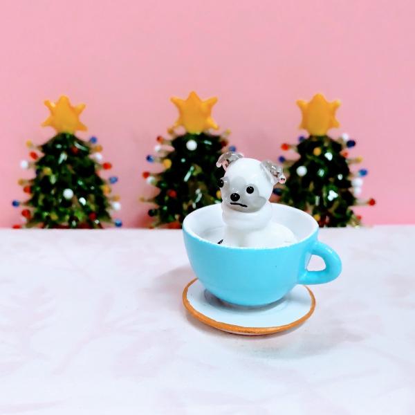 ガラス細工ティーカップパグのガラス細工です。ティーカップはポリ製です。【大きさ】約高さ３０ミリ　　横幅２５ミリ　　　　　奥行２５ミリ＊商品は一つ一つ手造りのため大きさや色合いなどが写真と異なる場合がありますのでご了承をお願い致します。