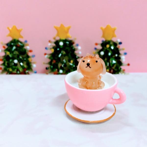 ガラス細工ティーカッププードルのガラス細工の置物です。ティーカップはポリ製です。【大きさ】約高さ３０ミリ　　横幅２５ミリ　　　　　奥行２５ミリ＊商品は一つ一つ手造りのため大きさや色合いが写真と異なる場合がありますのでご了承をお願い致します。