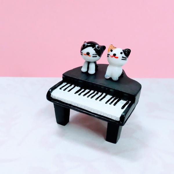 ピアノネコクロ/ミケのガラス細工の置物です。ピアノはポリ製です。【大きさ】約高さ４０ミリ　　横幅４０ミリ　　　　　奥行４０ミリ＊商品は一つ一つ手造りのため大きさや色合いが写真と異なる場合がありますのでご了承をお願い致します。