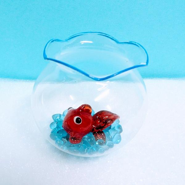 金魚鉢と金魚（L)赤（砂付）のガラス細工の置物です。【大きさ】約高さ４０ミリ　　横幅４５ミリ　　　　　奥行４５ミリ＊商品は一つ一つ手造りのため大きさや色合いなどが写真と異なる場合がありますのでご了承をお願い致します。