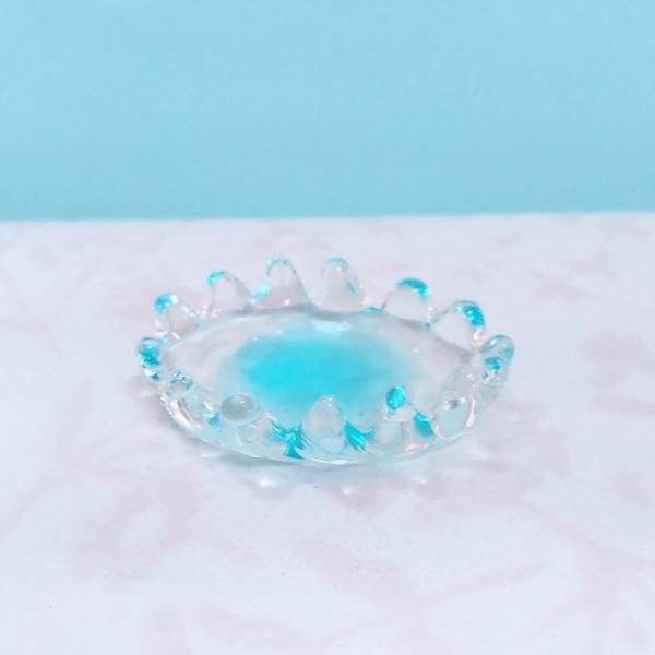 カゴ台青のガラス細工の置物です。【大きさ】約縦２５ミリ　　横幅４０ミリ＊商品は一つ一つ手造りのため大きさや色合いなどが写真と異なる場合がありますのでご了承をお願い致します。