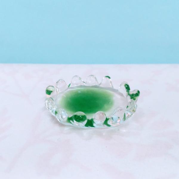 カゴ台緑のガラス細工の置物です。【大きさ】約縦２５ミリ　　横幅４０ミリ＊商品は一つ一つ手造りのため大きさや色合いなどが写真と異なる場合がありますのでご了承をお願い致します。