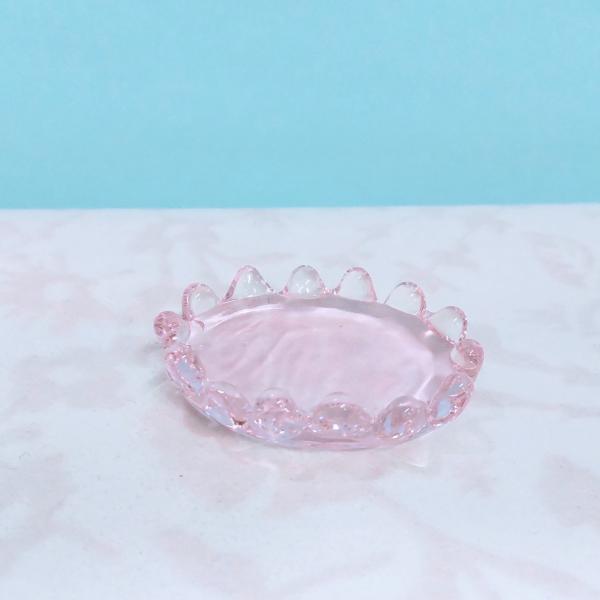 カゴ台ピンクのガラス細工の置物です。【大きさ】約縦２５ミリ　　横幅４０ミリ＊商品は一つ一つ手造りのため大きさや色合いなどが写真と異なる場合がありますのでご了承をお願い致します。
