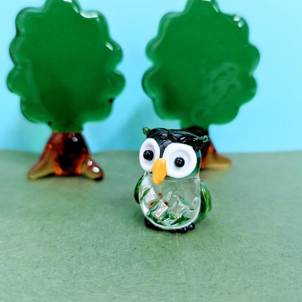 キラキラふくろう（L)緑のガラス細工の置物です。【大きさ】約高さ２５ミリ　　横幅２０ミリ　　　　　奥行１５ミリ＊商品は一つ一つ手造りのため大きさや色合いが写真と異なる場合がありますのでご了承をお願い致します。