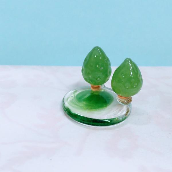 森の台（S) のガラス細工の置物です。【大きさ】約高さ２５ミリ　　横幅３０ミリ　　　　　奥行３０ミリ＊商品は一つ一つ手造りのため大きさや色合いなどが写真と異なる場合がありますのでご了承をお願い致します。