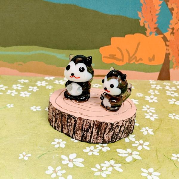 エゾモモンガペアと切り株のガラス細工の置物です。切り株はポリ製です。【大きさ】約高さ３０ミリ　　横幅４０ミリ　　　　　奥行３５ミリ＊商品は一つ一つ手造りのため大きさや色合いなどが写真と異なる場合がありますのでご了承をお願い致します。