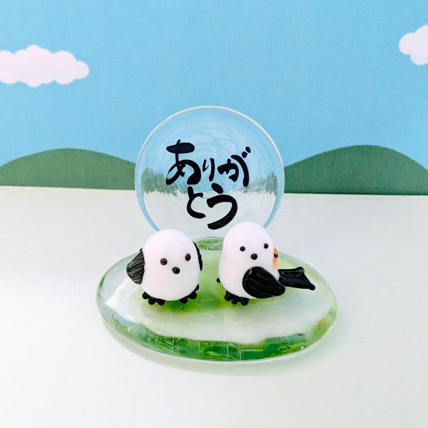 シマエナガありがとうペア（黒）のガラス細工の置物です。【大きさ】約高さ３５ミリ　　横幅５０ミリ　　　　　奥行４５ミリ＊商品は一つ一つ手造りのため大きさや色合いなどが写真と異なる場合がありますのでご了承をお願い致します。