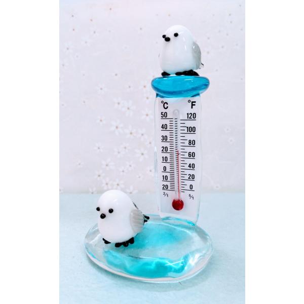 シマエナガ温度計（S)青のガラス細工の置物です。花インコは別売りです。【大きさ】高さ約７０ミリ　　横幅５０ミリ　　　　　奥行３５ミリ＊商品は一つ一つ手造りのため大きさや色合いが写真と異なる場合がありますのでご了承をお願い致します。