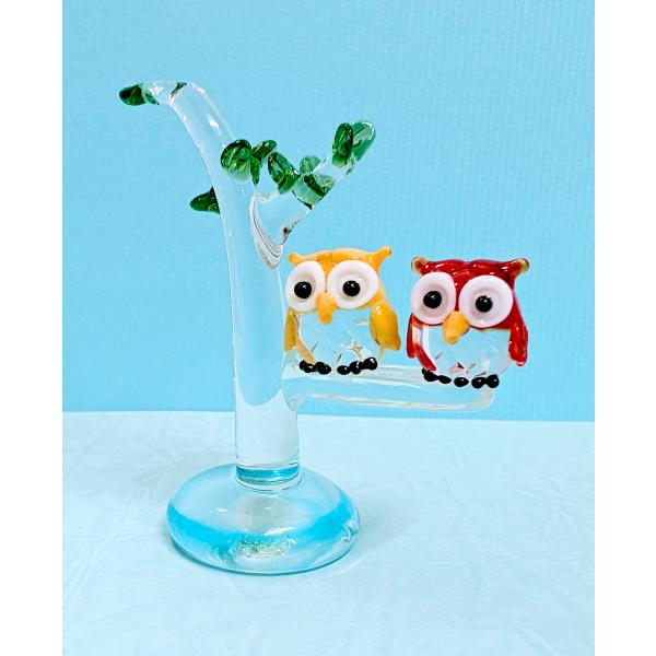 ふくろうペアと木（黄/赤）のガラス細工の置物です。【大きさ】約高さ７５ミリ　　横幅５０ミリ　　　　　奥行３０ミリ＊商品は一つ一つ手造りのため大きさや色合いなどが写真と異なる場合がありますのでご了承をお願い致します。　　　　　