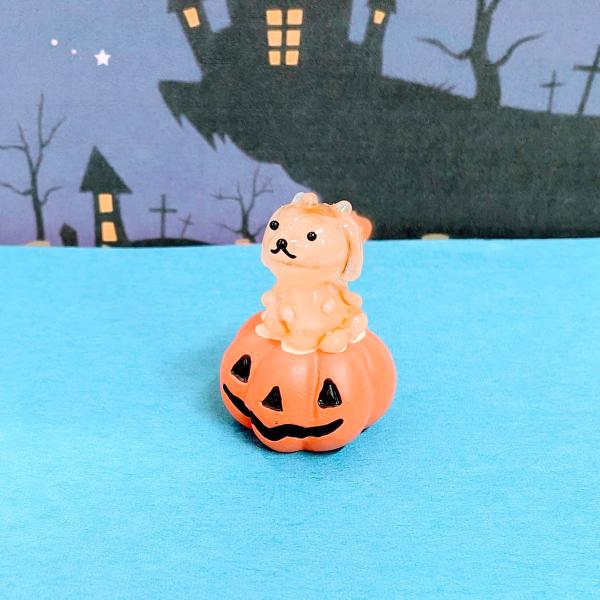 トイプードルとカボチャ（S)のガラス細工の置物です。カボチャはポリ製です。【大きさ】約高さ３２ミリ　　横幅２８ミリ　　　　　奥行２８ミリ＊商品は一つ一つ手造りのため大きさや色合いなどが写真と異なる場合がありますのでご了承をお願い致します。
