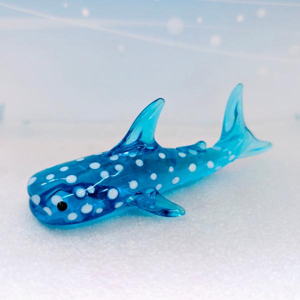 ジンベイザメ（LL)クリアブルーのガラス細工の置物です。【大きさ】約高さ３０ミリ　　横幅４０ミリ　　　　　奥行９０ミリ＊商品は一つ一つ手造りのため大きさや色合いなどが写真と異なる場合がありますのでご了承をお願い致します。